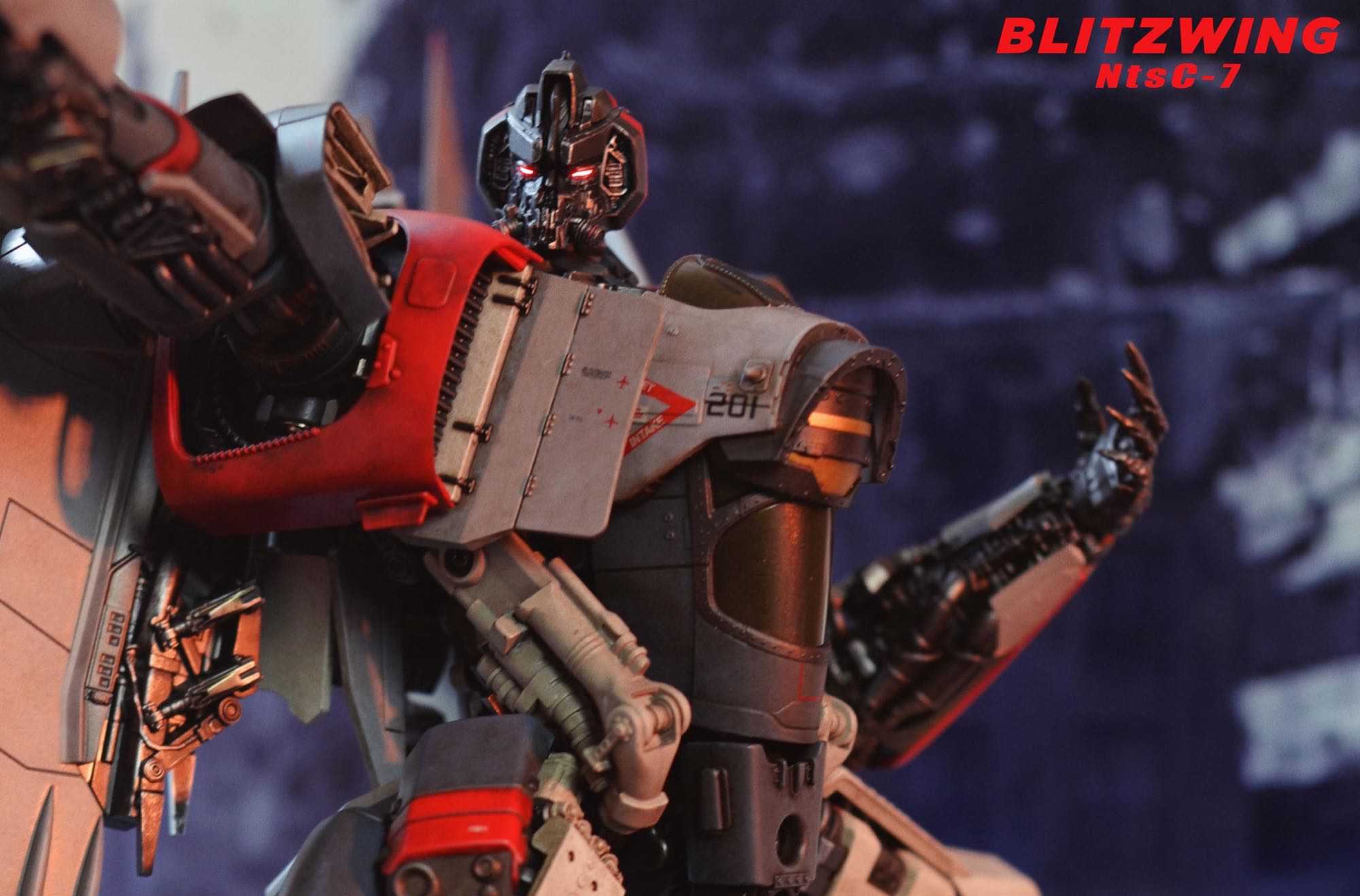 Bumblebee DLX Scale Collectible Series Blitzwing | Figround