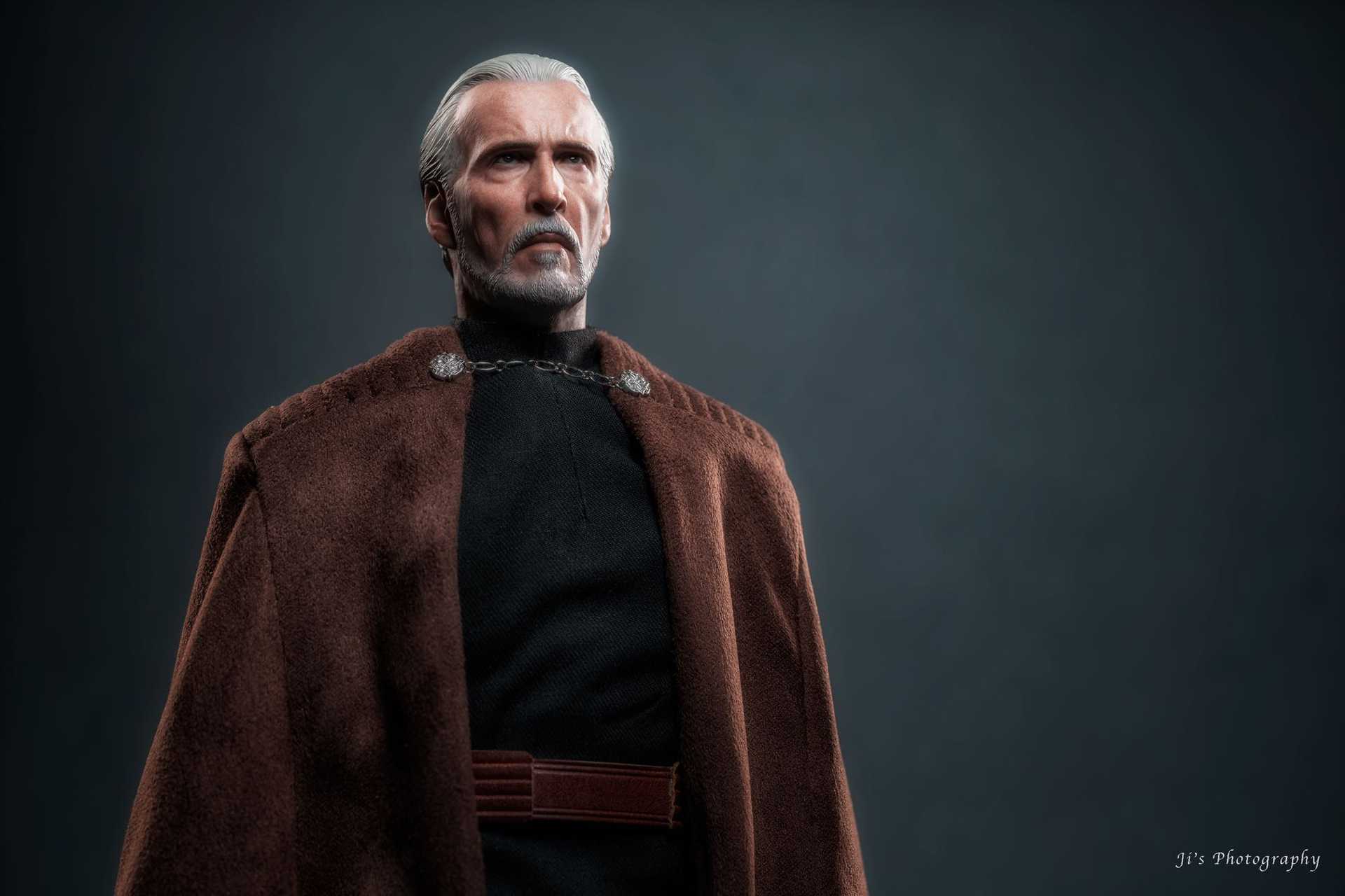 Hot Toys Star Wars Count Dooku Figure Figround